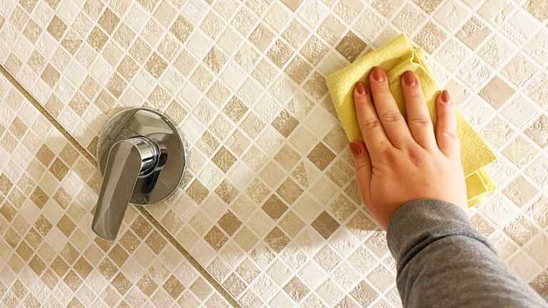 Come togliere il calcare dalle piastrelle nella doccia